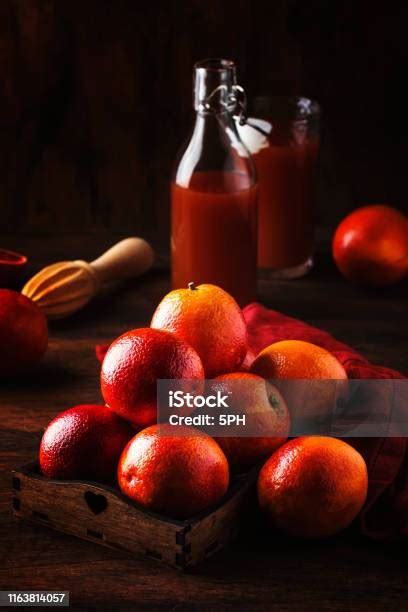 소박한 나무 테이블 배경 정물 선택적 초점에 상쾌한 칵테일을 만들기위한 트레이에 육즙 잘 익은 빛나는 빨간 피 묻은 오렌지 0명에 대한 스톡 사진 및 기타 이미지 Istock