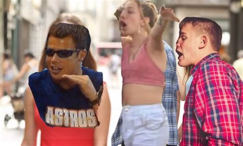 Девушка объясняет что за мем где девушка кричит на ухо парню