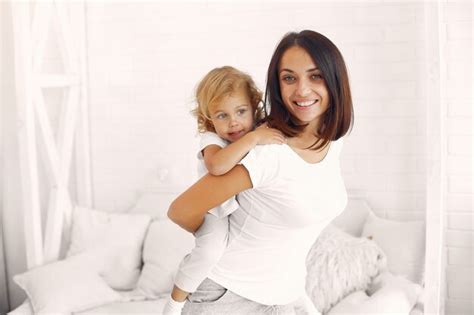 Madre E Hija Se Divierten En Casa Foto Gratis
