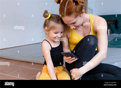 Junge Fick Mutter Die Liebevolle Zeit Mit Ihrer Tochter Blick Auf