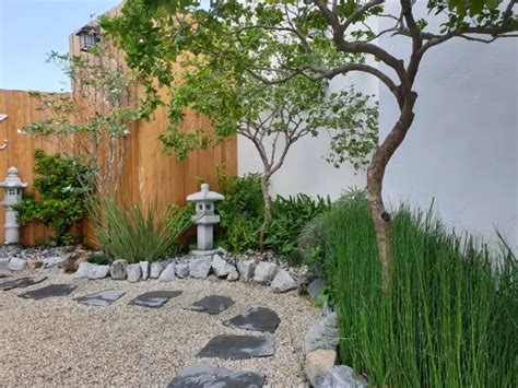 River Rock Landscaping Ideas For Garden And Pathway Edging