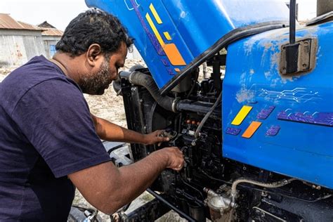 47 Gambar Foto Stok Objek 3d And Vektor Check Oil Level Tractor