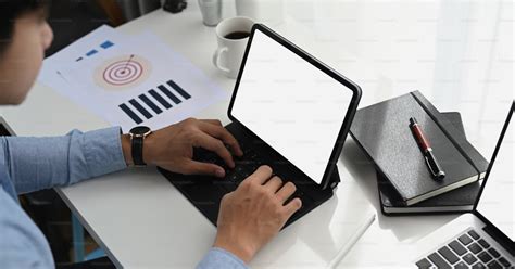 태블릿을 사용하고 데이터 문서 그래프 차트 보고서 마케팅 연구 개발을 작업하는 사업가 사진 Unsplash의 컴퓨터 키보드 이미지