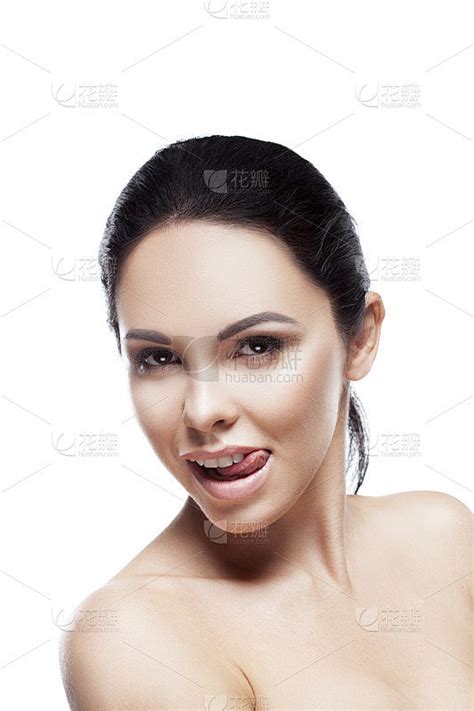 漂亮女孩在玩，用舌头调情