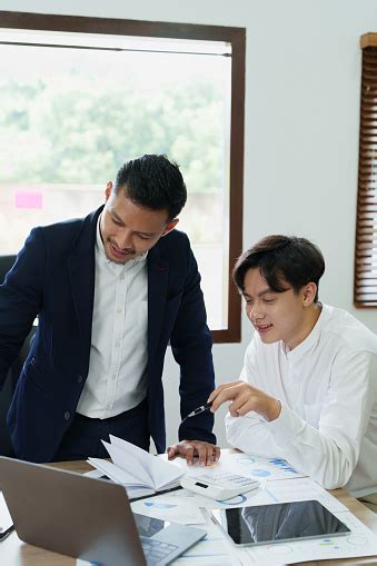 젊은 경제학자 또는 회계사 또는 금융가 및 투자자는 예산 문서를 검토하고 컴퓨터를 사용하여 기업 투자 관리에 대한 영향 및 위험 평가를 연구하고 있습니다 사무실에 대한 스톡