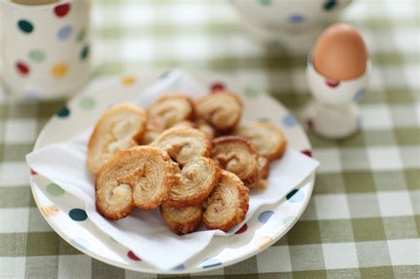 무료 이미지 나선 요리 기미 생기게 하다 플레이트 신선한 아침 식사 빵 굽기 식도락가 간식 디저트 맛있는 생과자 소용돌이 구운 것 설탕 맛