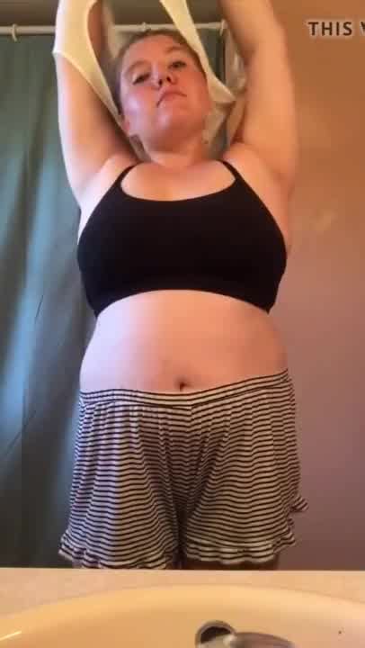 Chubby Dame Unwrapping Hotntubes