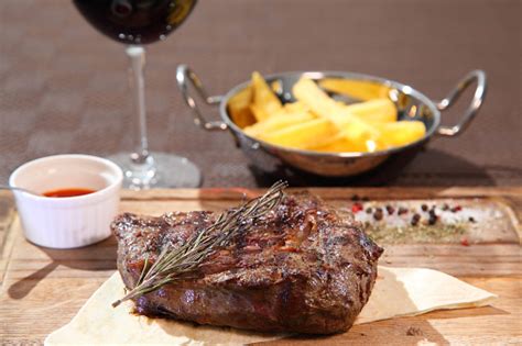 중간 크기의 스테이크는 소스와 조미료를 곁들인 나무 판에 조각으로 자릅니다 맛있는 스테이크 고급 요리에 대한 스톡 사진 및 기타 이미지 Istock