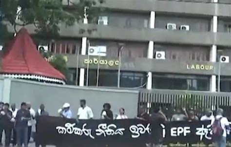 කම්කරු දෙපාර්තමේන්තුව ඉදිරිපිට උණුසුම් තත්ත්වයක් ජල ප්‍රහාරක රථ කැදවයි ~ Gossip Lanka Hot