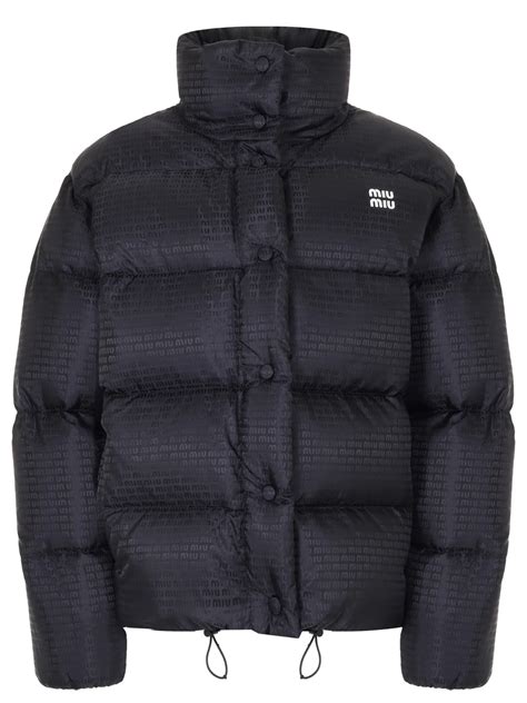 Пуховик стеганый от Miu Miu за 370 000 рублей цвет принт артикул Ml967s23213fo F0002