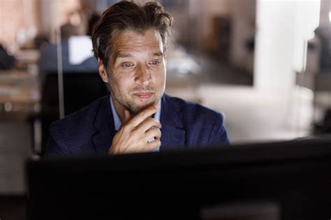 회사 사무실에서 데스크톱 Pc로 작업하는 사려 깊은 사업가 남자에 대한 스톡 사진 및 기타 이미지 남자 비즈니스 캐주얼 It 지원 Istock