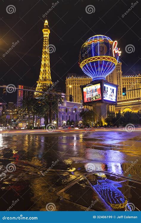 O Globo De Paris Que Reflete Na água Da Inundação Em Las Vegas