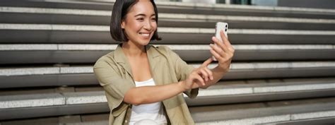 Portrait Dune Belle Fille Asiatique Prend Un Selfie Sur Un Smartphone