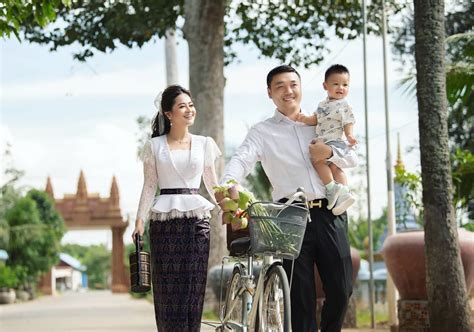 ស្រស់ស្អាតណាស់ ឱក សុគន្ធកញ្ញា តុបតែងខ្លួនយ៉ាងស្រស់ស្អាត និងសមសួន ក្នុងឈុតបែបប្រពៃណីខ្មែរ