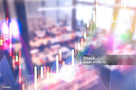 추상적인 흐린 사진 비즈니스 그래프 및 투자 선물 시장의 무역 모니터를 통해 거래 그래프를 표시 응용 프로그램 인터페이스는 주식 통화를 거래 하는 것입니다 증권 브로커 도구
