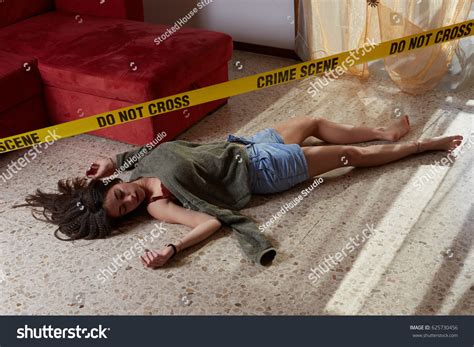 Crime Scene Imitation Lifeless Woman Lying Stock Fotografie 625730456