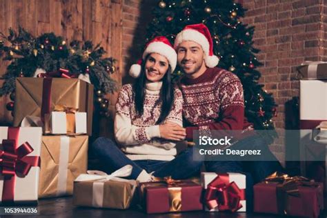 전체 길이 다리 몸 잘생긴 남자의 크기 세로 청바지에 매력적인 갈색 머리 여자 서로 카메라 안 아 봐 주위 큰 패키지와 함께 거실 바닥에 앉아 2명에 대한 스톡 사진 및