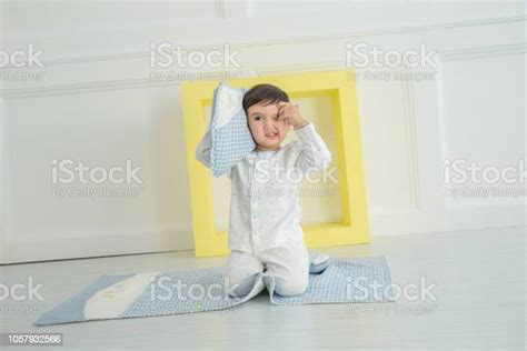 유치원의 침실에서 귀여운 어린 소년이 그의 베개와 함께 재생합니다 2 3 살에 대한 스톡 사진 및 기타 이미지 2 3 살 귀여운 남성 Istock