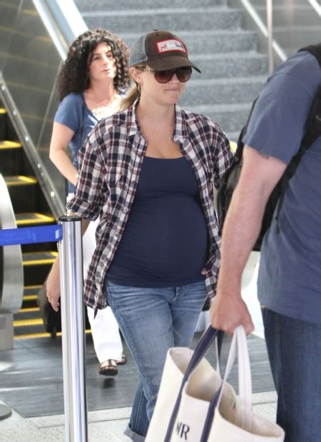 Reese Witherspoon And Baby Bump Keep It Casual At Lax Celeb Baby Laundry