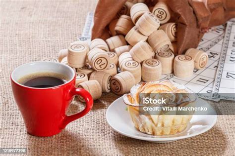 게임 로또 커피와 비스킷 한 잔이 있는 나무 로또 통 과 게임 카드 가능성에 대한 스톡 사진 및 기타 이미지 가능성 가방 갈색 Istock