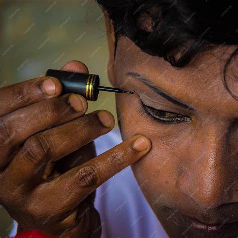 Premium Photo Close Up Of Man Applying Eyeliner