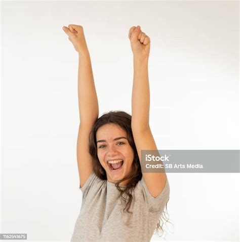 놀랍고 행복한 얼굴과 제스처로 큰 성공을 거둔 승리를 축하하는 아름다운 충격 소녀의 초상화 얼굴 표정 인간의 감정과 행복 개념 흰색에 격리 감정에 대한 스톡 사진 및 기타