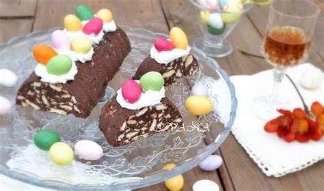 С нож и вилица в ръка Бисквитено руло с цветни яйца Бисквит Какао Яйца