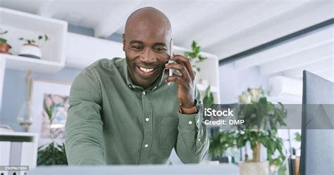 흑인 남성 사무실 스마트 폰 또는 크리에이티브 전화 통화 인테리어 디자인 및 관리자가 캘린더 또는 이메일을 확인합니다 상담 기획 및 디자이너에 대한 상담 약속 40 44세에