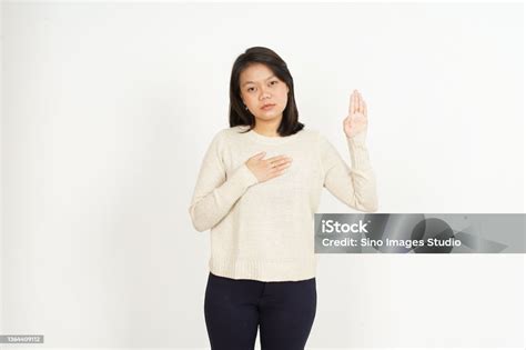 맹세 또는 약속 제스처 의 아름다운 아시아 여자 고립 된 에 화이트 배경 20 24세에 대한 스톡 사진 및 기타 이미지 20 24세 광고 동남아시아 민족 Istock