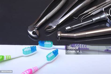 치과 치료 치과 도구 거울 배경에 칫 솔 선택적 초점입니다 벨라루스에 대한 스톡 사진 및 기타 이미지 벨라루스 사진 이미지 수평 구성 Istock