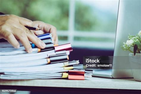 사업 정보 비즈니스 보고서 논문 검색 종이 파일 더미에서 작업을 위한 연필 들고 손 더미에 대한 스톡 사진 및 기타 이미지 더미 조직 파일 Istock