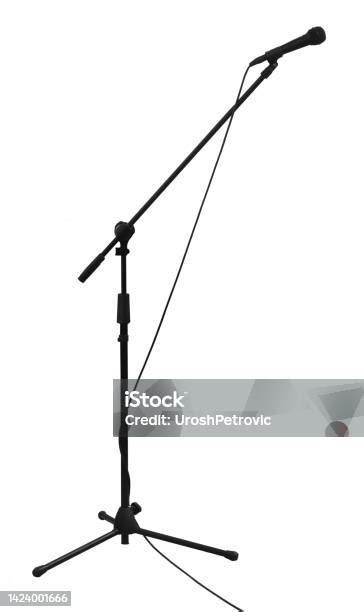 파란색 사각형 배경에 절연 된 케이블이있는 스탠드의 클래식 마이크 말하기 또는 노래 기술 개념 마이크에 대한 스톡 사진 및 기타 이미지 Istock