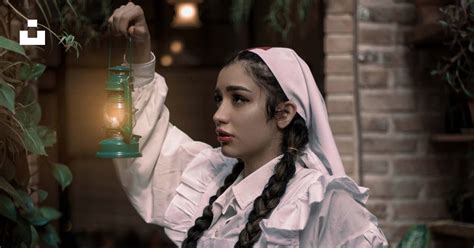 분홍색 드레스를 입은 여자 끈 조명을 들고 사진 Unsplash의 무료 사람 이미지