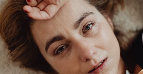 실내 감정 감정 이입 감정적인 건강 고뇌 고독 고통 금발 누워 있는 눈물 달래는 반사 베개 불행한 비탄 성인 임 속상한 슬픈 슬픔