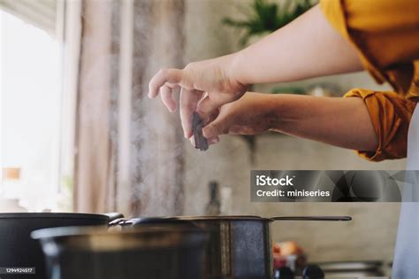 집에서 팬에 핫 초콜릿 소스를 준비하는 익명의 젊은 여성 녹기에 대한 스톡 사진 및 기타 이미지 녹기 요리하기 음식 준비