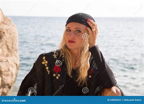 Gitano Joven Que Reflexiona Sobre La Playa Rocosa Imagen De Archivo Imagen De Cesta