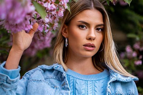 피는 나무 옆에 포즈를 취하는 어린 금발 소녀의 놀라운 봄 아름다움 초상화 카메라 보기 20 24세에 대한 스톡 사진 및 기타 이미지 20 24세 경외감 귀여운