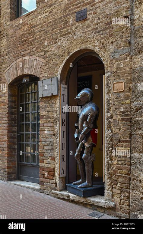 Lesterno E La Porta Dingresso Del Museo Della Tortura In Piazza Della