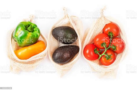 토마토 후추 아보카도를 메쉬 섬유 가방에 넣습니다 유기농 채소를 곁들인 친환경 가방 유기농에 대한 스톡 사진 및 기타 이미지 유기농 환경 보전 가득 찬 Istock