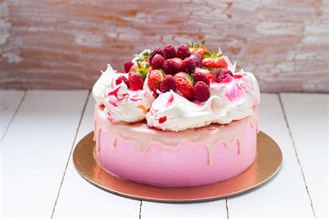 머랭 녹인 초콜릿 신선한 라즈베리와 딸기를 곁들인 핑크 케이크 빵집에 대한 스톡 사진 및 기타 이미지 빵집 케이크 스탠드 거품 내기 Istock
