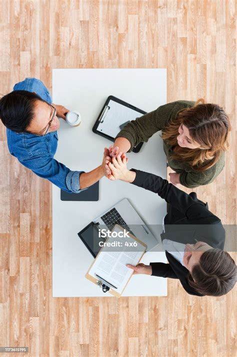 직접 위의 보기전체 길이3039 세 성인 아름 다운 백인중국 민족동아시아 민족젊은 남성 동기서 있는 양복을 입고 서 시원한 태도 20 29세에 대한 스톡 사진 및 기타