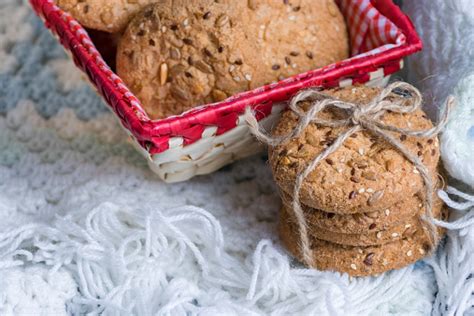 흰색과 파란색 격자 무늬에 빨간색 체크 무늬 바구니 근처 해바라기 씨로 만든 귀리 쿠키 갈색에 대한 스톡 사진 및 기타 이미지 갈색 건강에 좋지 않은 음식 건강한