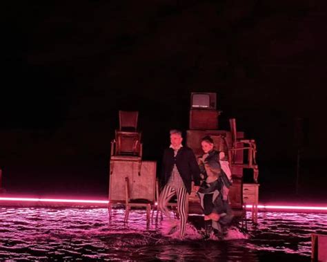 Φωτογραφικό Λεύκωμα από την θεατρική παράσταση ΦΙΟΝΤΟΡ ΝΤΟΣΤΟΓΙΕΦΣΚΙ ΤΟ ΟΝΕΙΡΟ ΕΝΟΣ ΓΕΛΟΙΟΥ