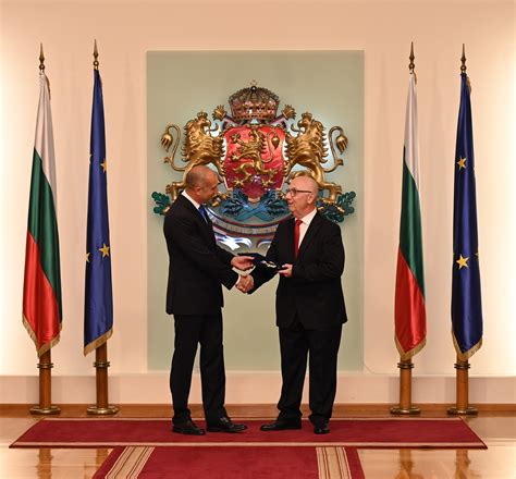 УНСС Президентът Румен Радев удостои проф д р Лалко Дулевски с орден „За гражданска заслуга