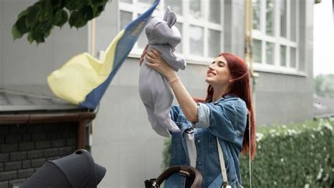 Снайперка Євгенія Емеральд натякнула що її чоловік хоче забрати дитину Life