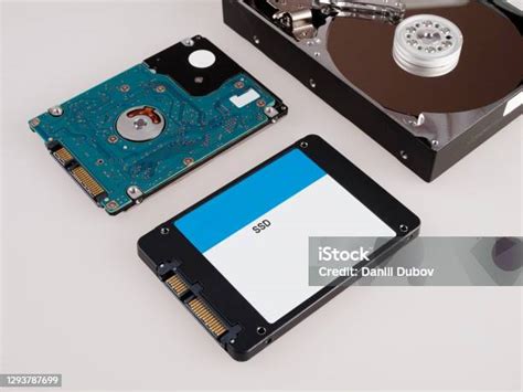 다양한 세대의 컴퓨터 드라이브 하드 디스크 드라이브 및 Ssd 드라이브 데이터 전송 읽기 및 쓰기 0명에 대한 스톡 사진 및 기타 이미지 Istock