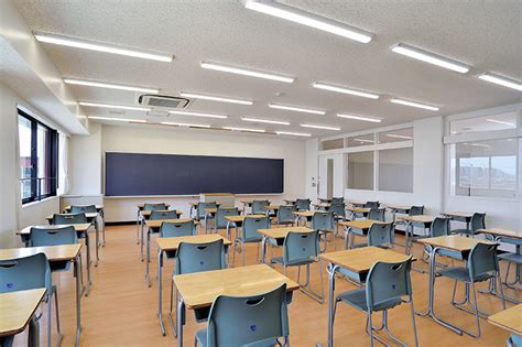 Led照明リニューアル事例 教室 廊下 ｜ 照明器具リニューアル ｜ Jlma 一般社団法人日本照明工業会