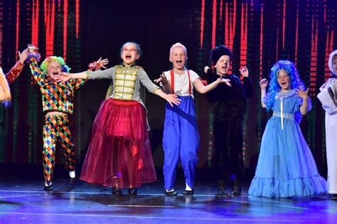 Уильям Шекспир когда то сказал «Весь мир театр а люди в нем актеры И оказался прав Но