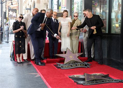 Dwayne The Rock Johnson Detenido En El Paseo De La Fama De Hollywood