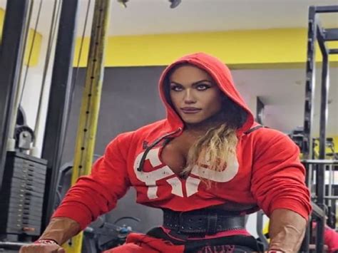 Fake नहीं Real है ये महिला देखकर भी नहीं होगा यकीन बालों वाला मर्द